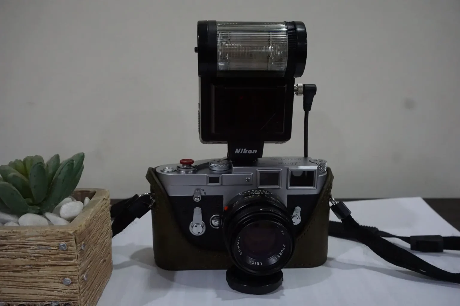 How to use a Modern Flash Gun with a Leica M3, M2 and M1 - By Phong ...