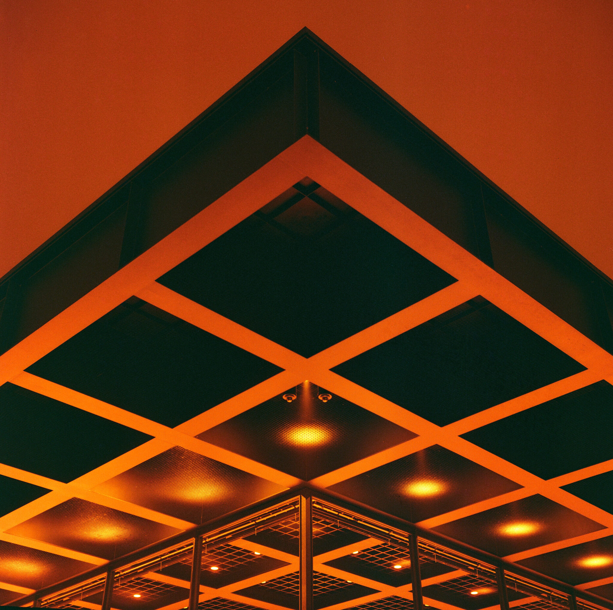 Lomography Redscale XR at Night - How to create a gloomy cinematic look ...