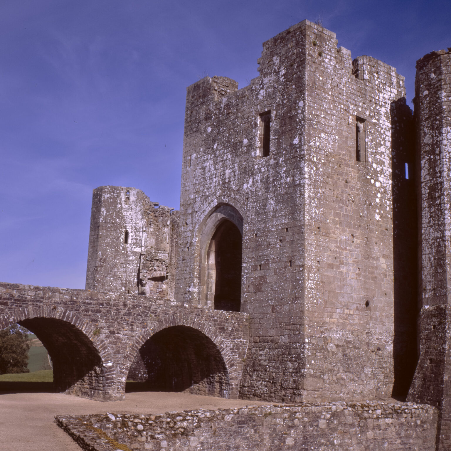 5 (plus one or three) Frames of Raglan Castle - A Return to Velvia with ...
