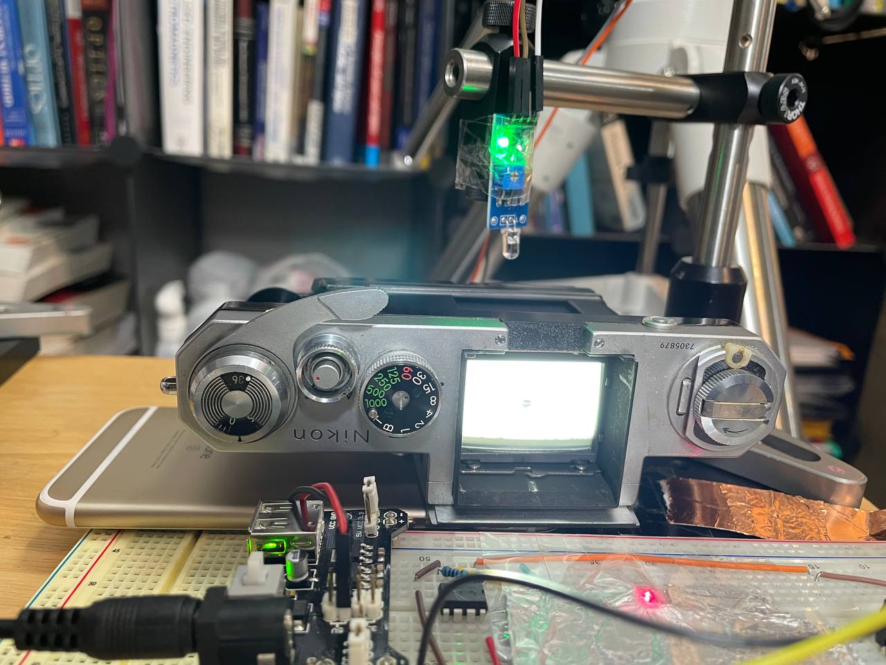 Camera shutter testing device based on photodiode sensor and data ...